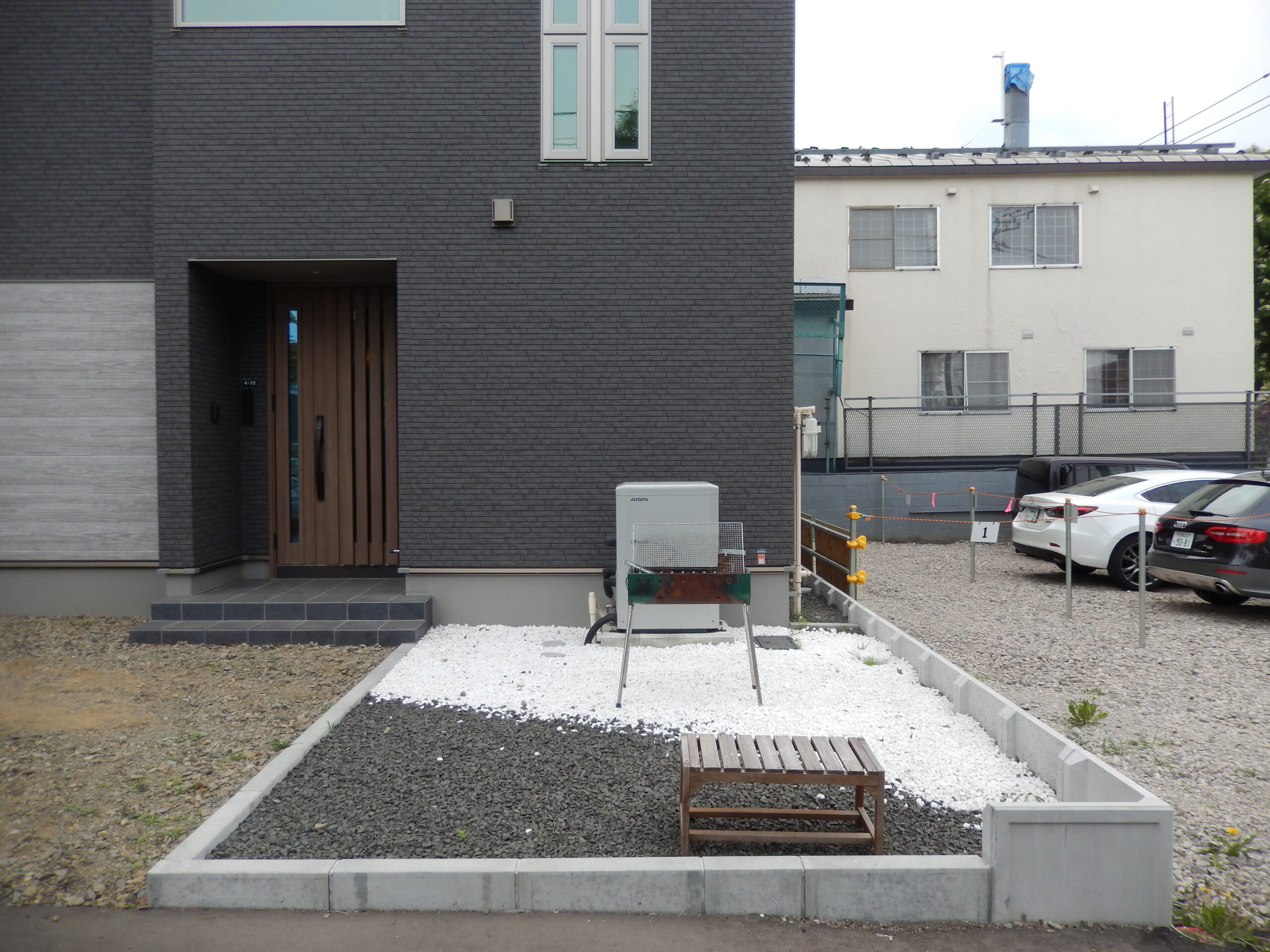 グレー調の目隠しボードがあるアプローチ施工例 – 札幌近郊のエクステリア/外構｜株式会社 六光園